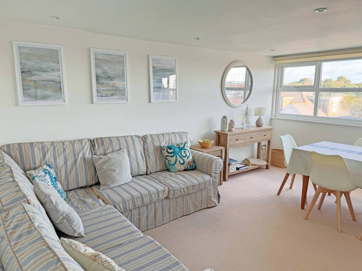 Apartment ∙ 3 Bedrooms ∙ 5 Guests - Branksome Chine Beach