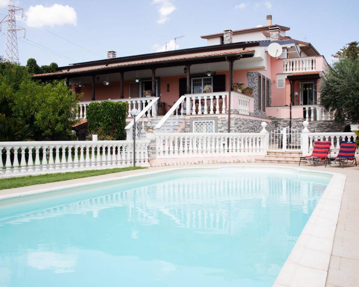 500 M² Villa ∙ 4 Bedrooms ∙ 16 Guests - Frascati