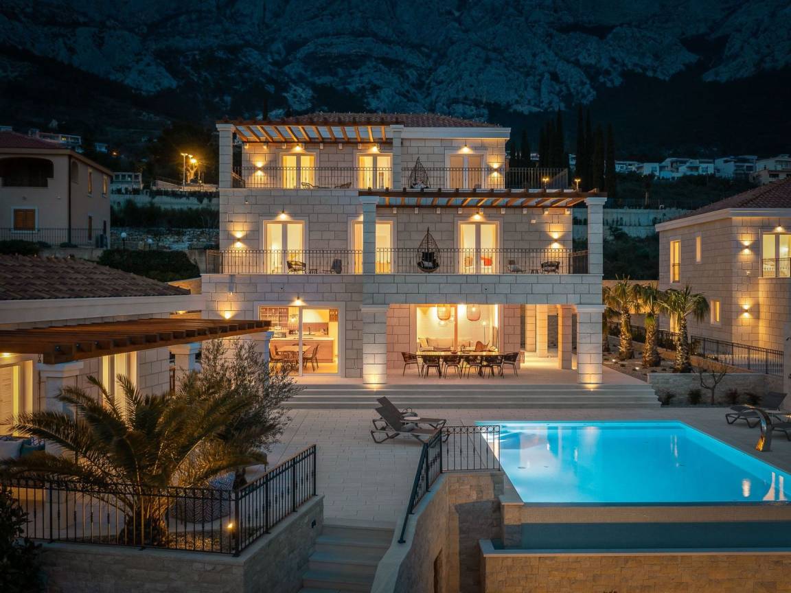 345 M² Ferienhaus ∙ 6 Schlafzimmer ∙ 14 Gäste - Makarska