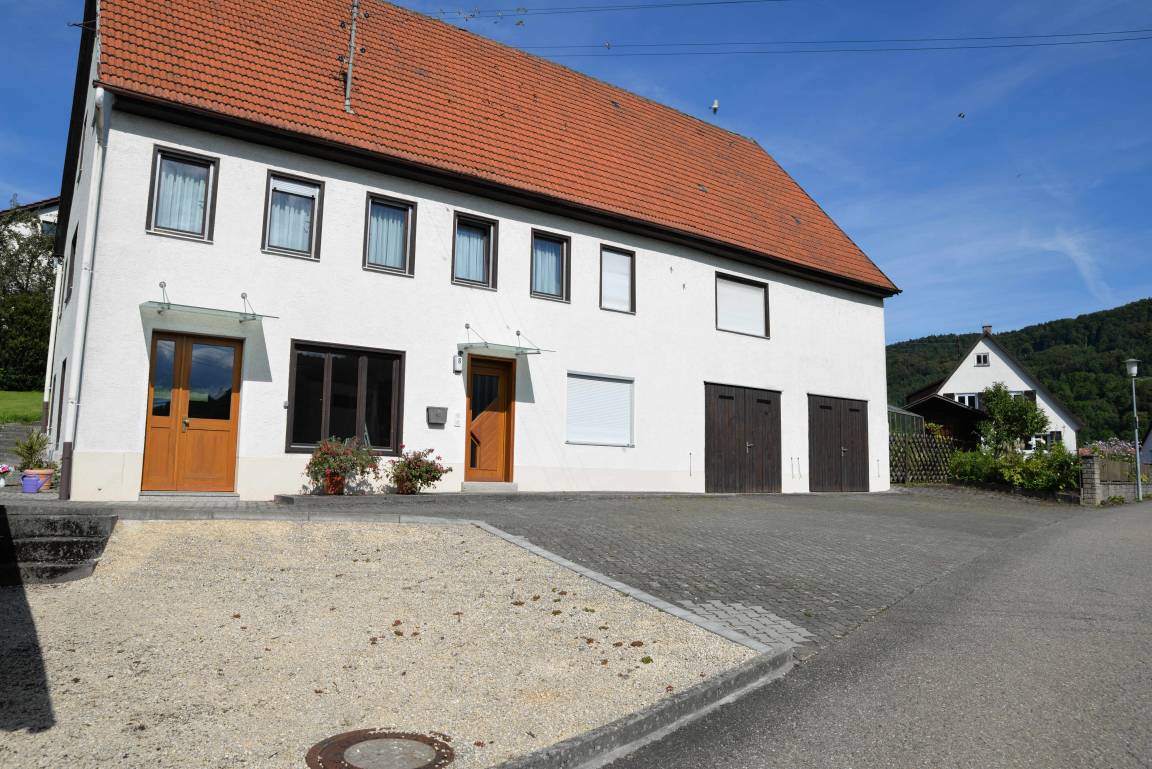 90 M² Ferienwohnung ∙ 2 Schlafzimmer ∙ 4 Gäste - Albstadt