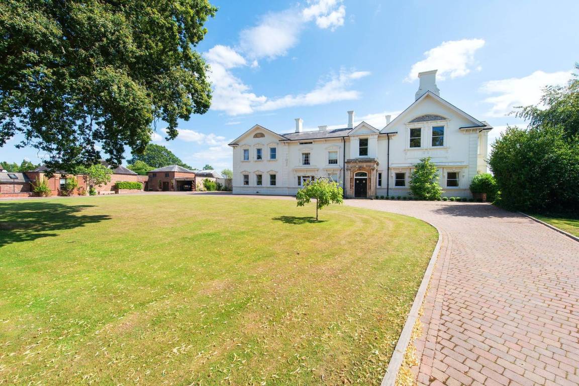 1022 M² House ∙ 12 Bedrooms ∙ 27 Guests - Bewdley