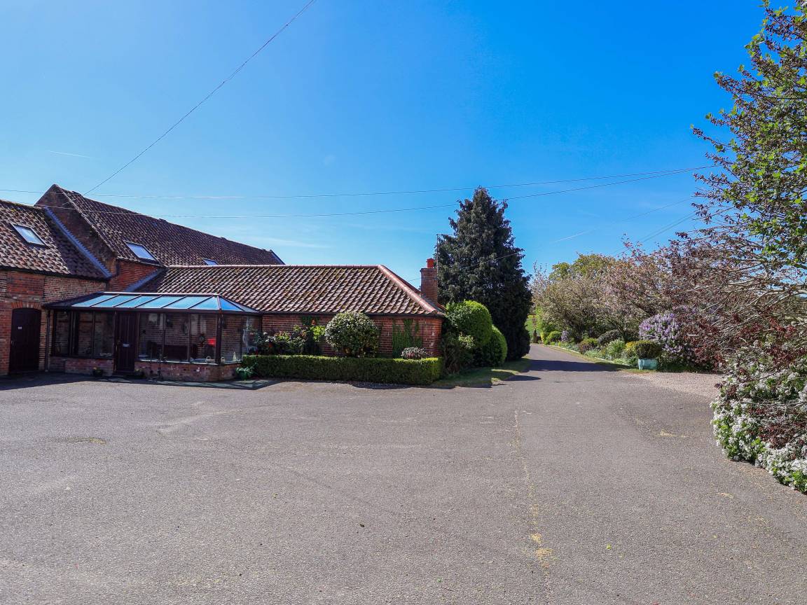 Cottage ∙ 7 Bedrooms ∙ 14 Guests - Beccles
