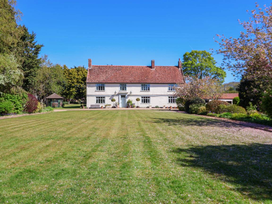 Cottage ∙ 9 Bedrooms ∙ 17 Guests - Beccles