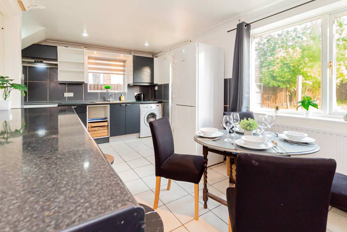 111 M² House ∙ 3 Bedrooms ∙ 5 Guests - Colchester Zoo