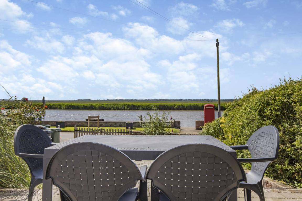 Cottage ∙ 2 Bedrooms ∙ 4 Guests - Beccles