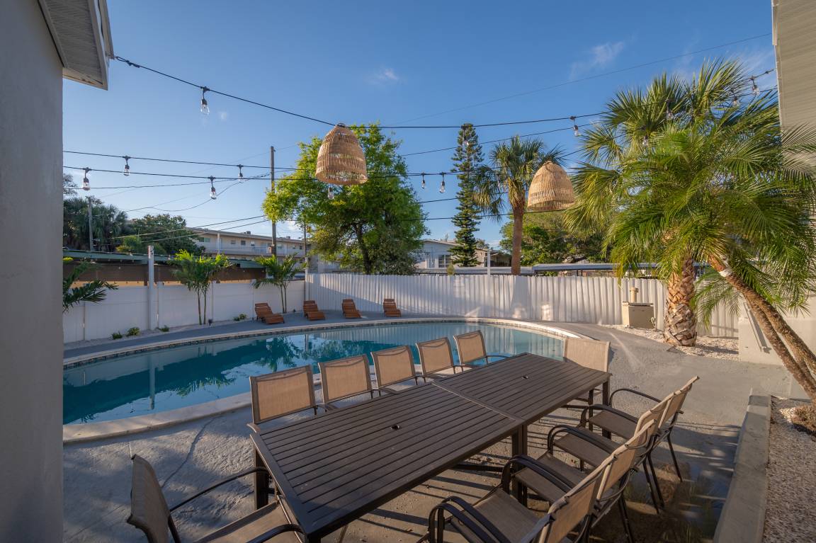 307 M² House ∙ 4 Bedrooms ∙ 19 Guests - Dunedin, FL