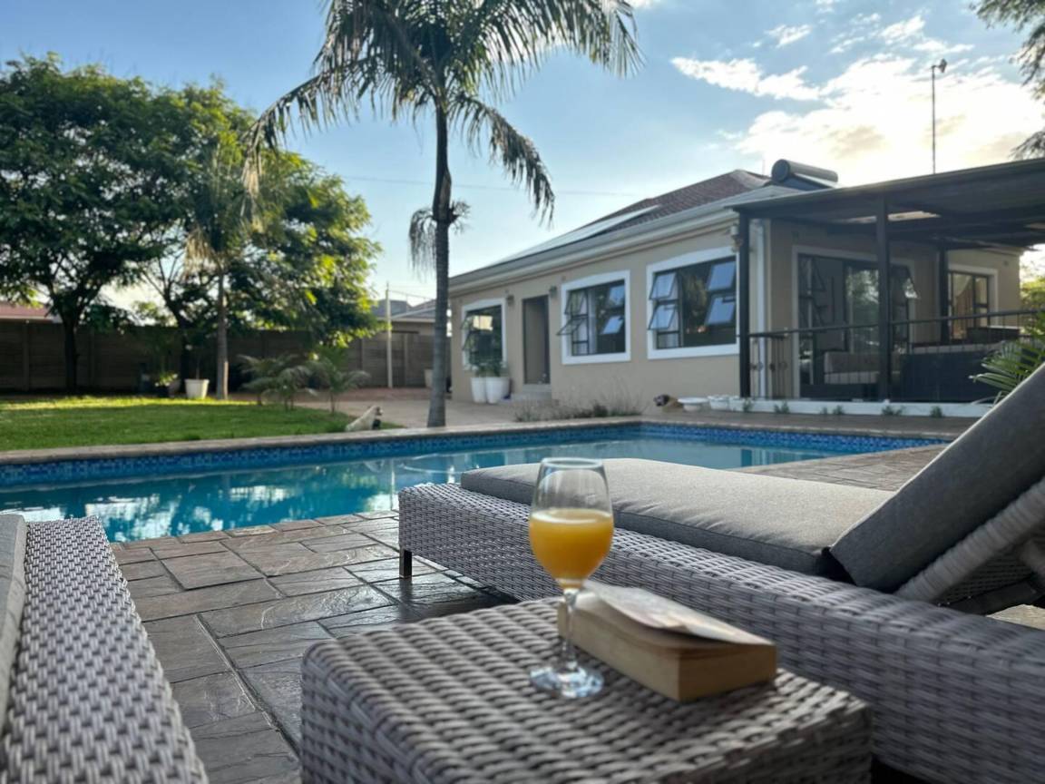 300 M² Apartment ∙ 2 Bedrooms ∙ 4 Guests - Harare