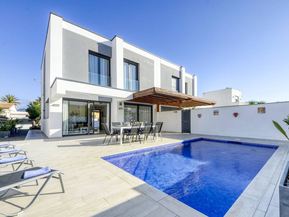 151 M² House ∙ 4 Bedrooms ∙ 8 Guests - Empuriabrava