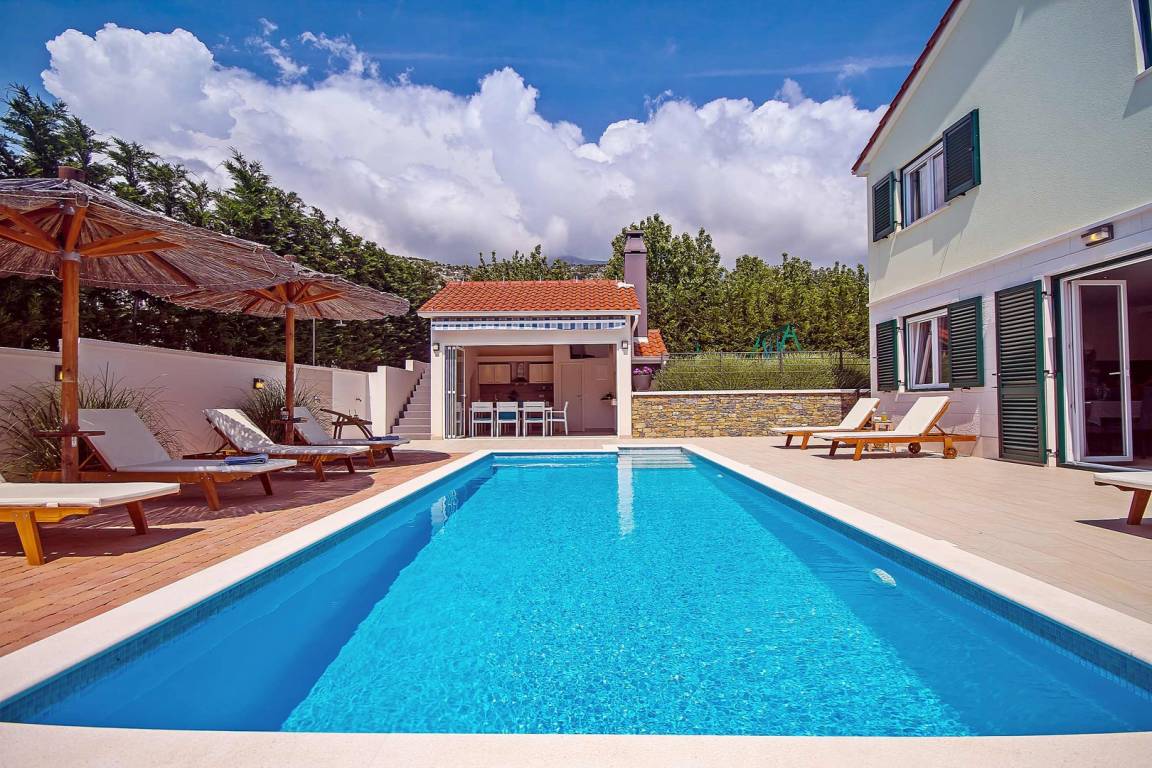 240 M² Villa ∙ 4 Bedrooms ∙ 10 Guests - Omiš
