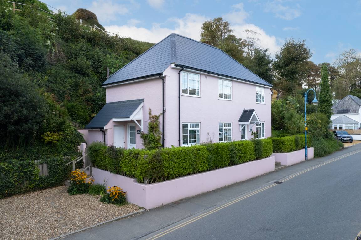 2000 M² Cottage ∙ 3 Bedrooms ∙ 6 Guests - Coppet Hall Beach