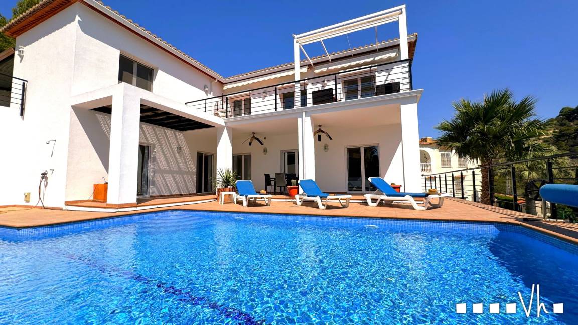 175 M² Villa ∙ 4 Bedrooms ∙ 8 Guests - Calp