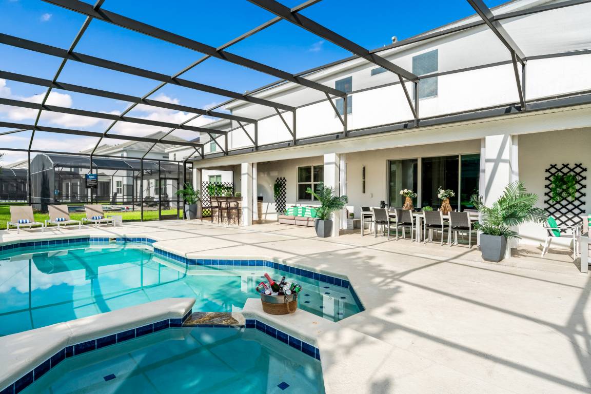 595 M² House ∙ 15 Bedrooms ∙ 30 Guests - St. Cloud, FL
