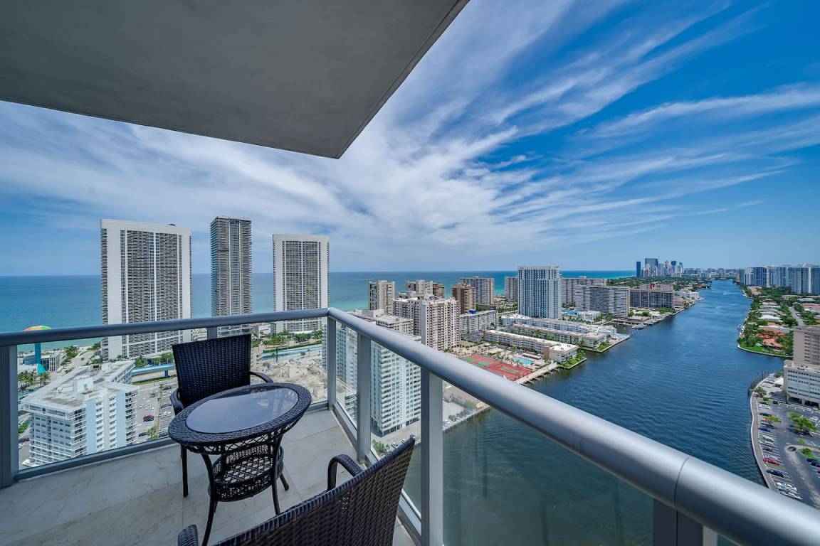 Apartment ∙ 3 Bedrooms ∙ 9 Guests - Hallandale Beach, FL