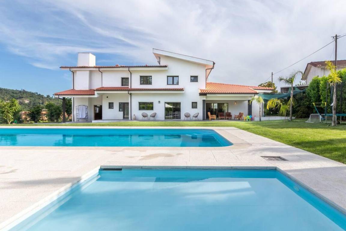 450 M² House ∙ 6 Bedrooms ∙ 12 Guests - Guimaraes