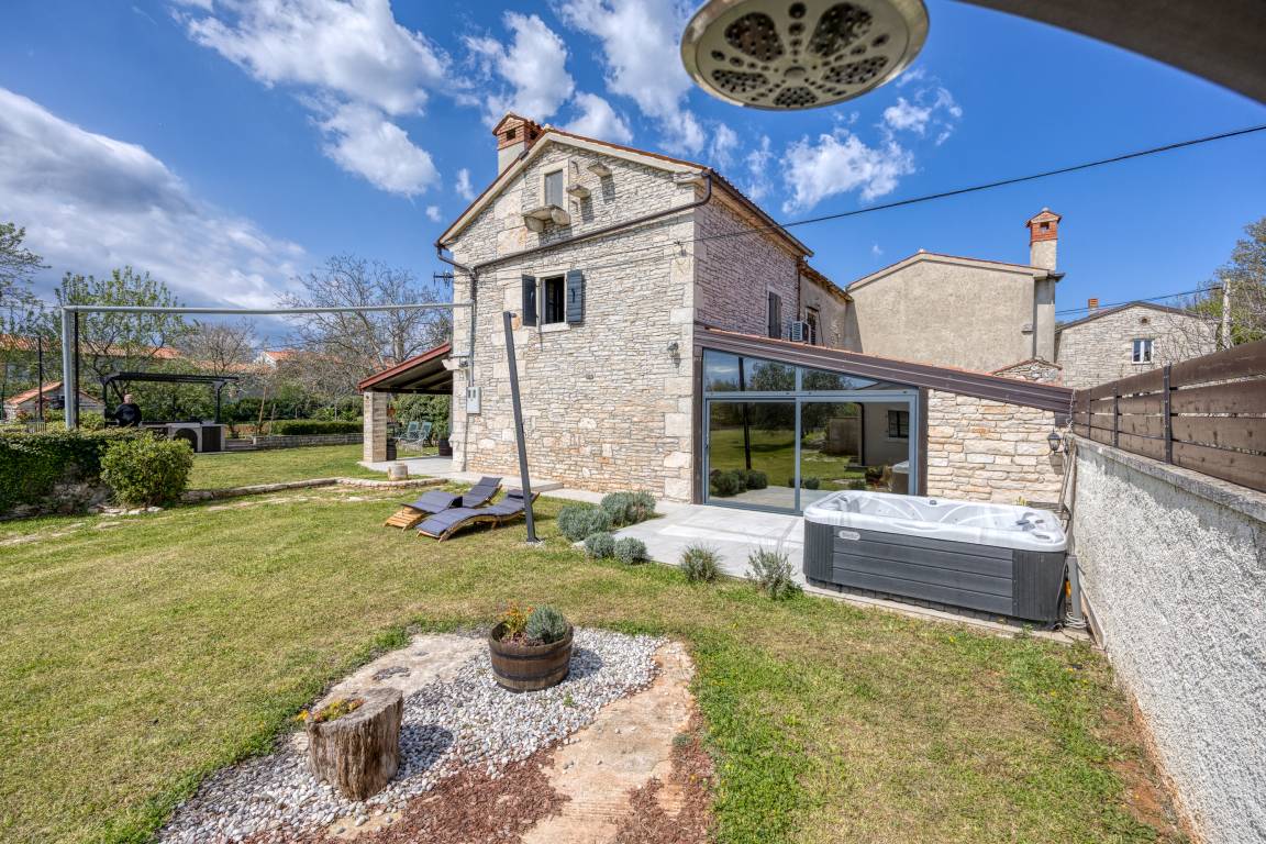 90 M² House ∙ 2 Bedrooms ∙ 5 Guests - Labin