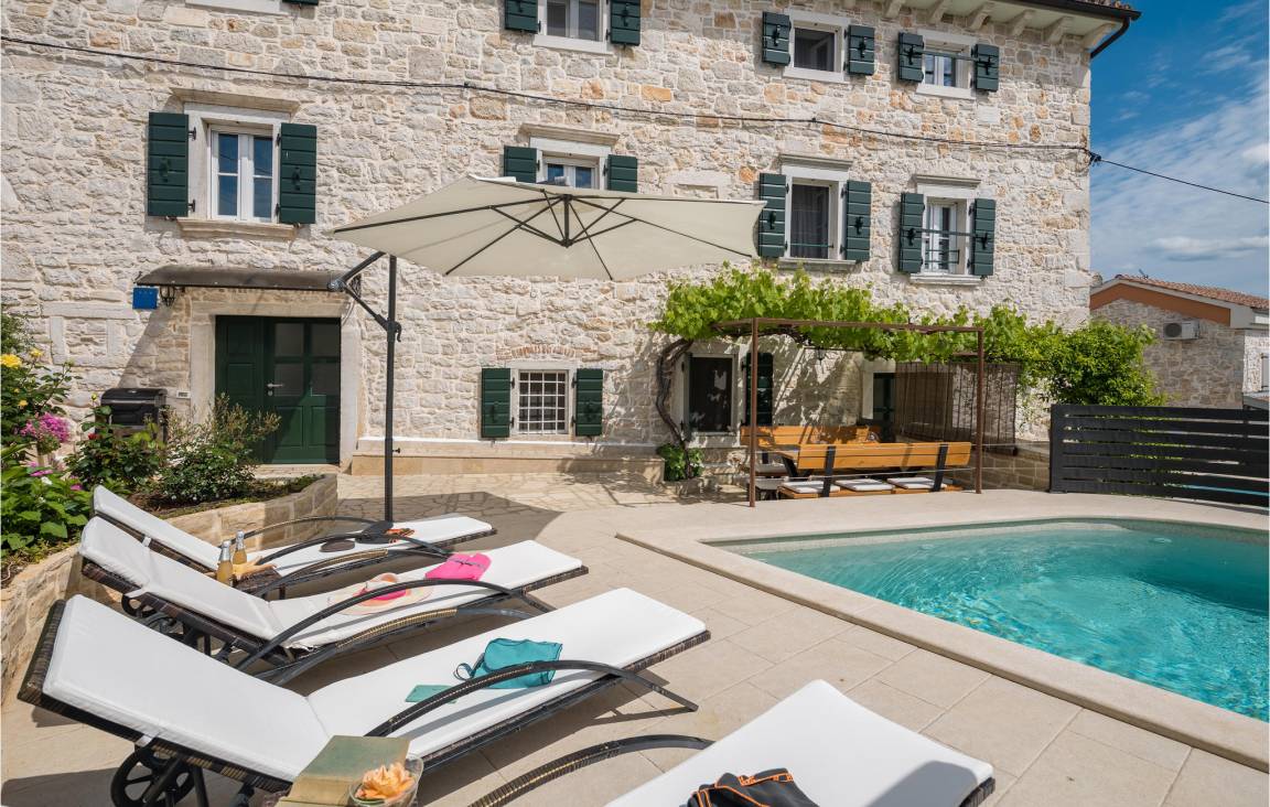 150 M² Maisonette ∙ 4 Bedrooms ∙ 10 Guests - Funtana