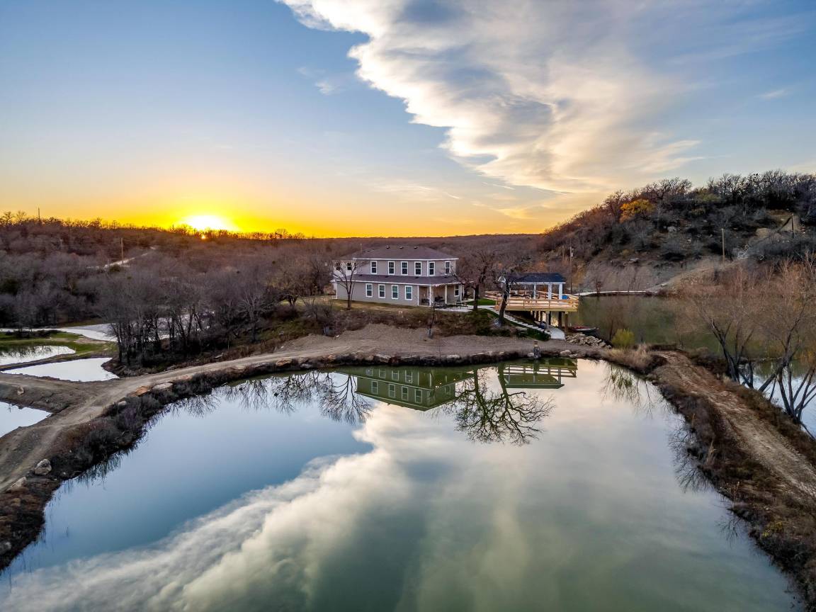 167 M² House ∙ 3 Bedrooms ∙ 8 Guests - Lake Bridgeport