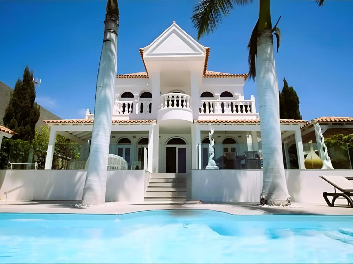 200 M² Villa ∙ 5 Bedrooms ∙ 10 Guests - Adeje