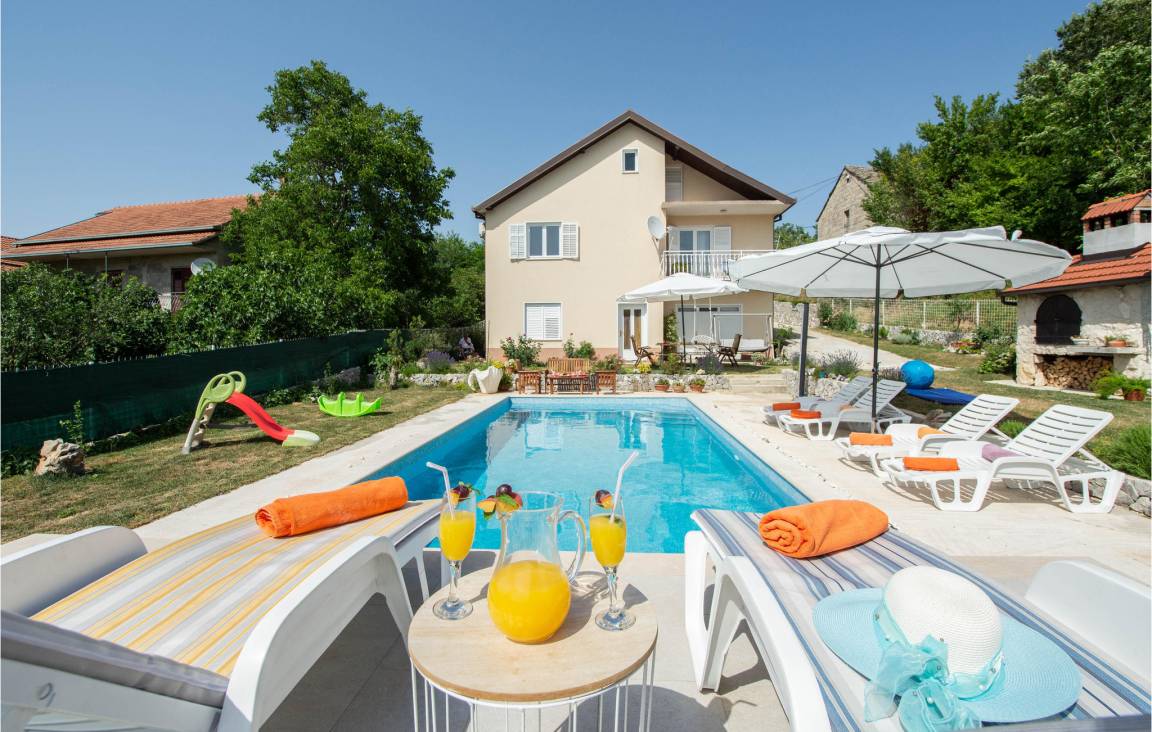 380 M² Casa ∙ 4 Habitaciones ∙ 8 Huéspedes - Sinj