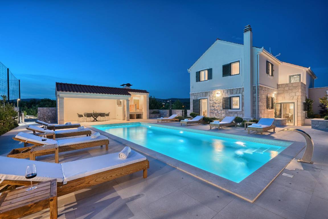 472 M² Maison De Vacances ∙ 5 Chambres ∙ 9 Personnes - Omiš
