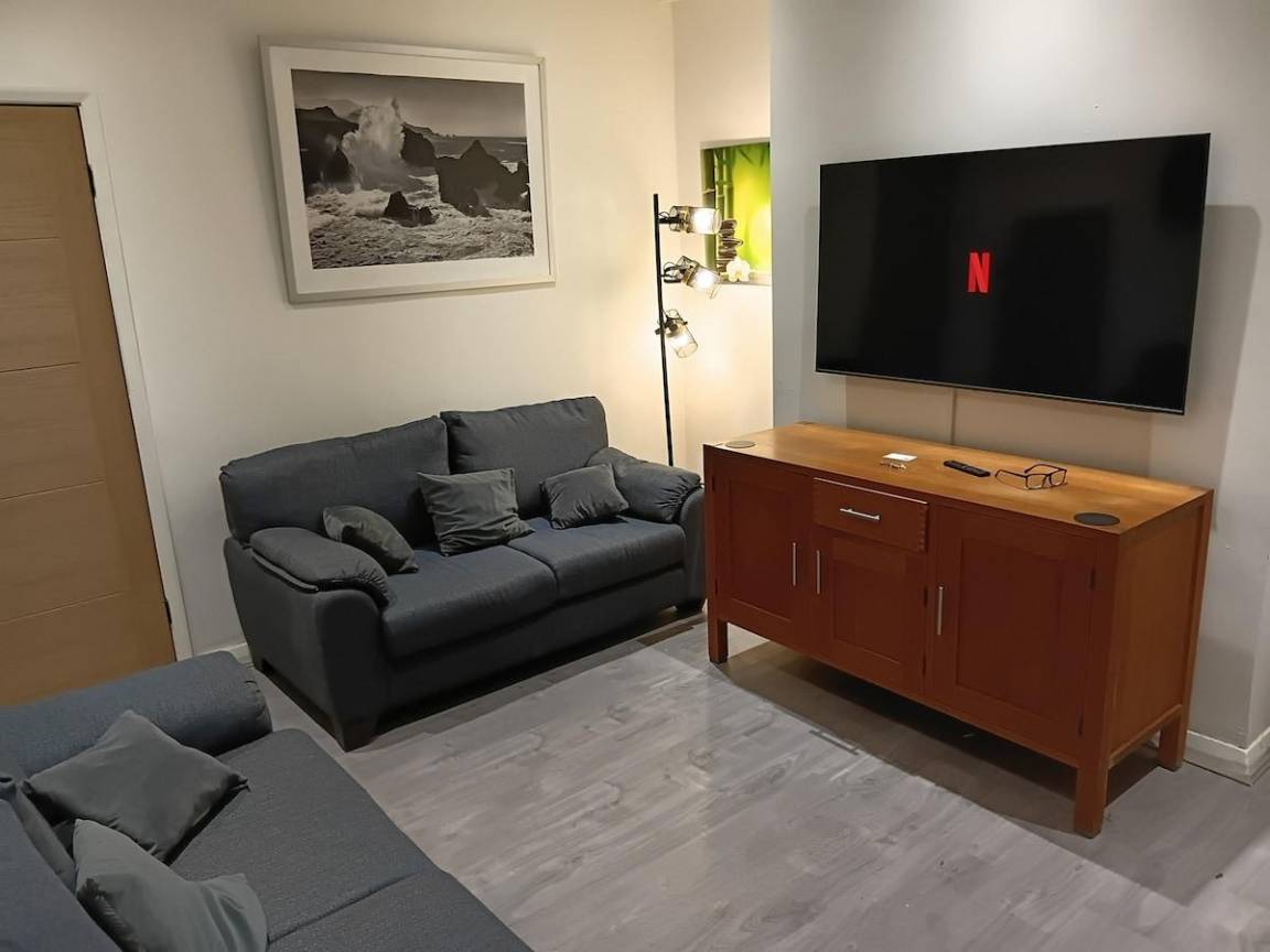 40 M² House ∙ 3 Bedrooms ∙ 5 Guests - Bury