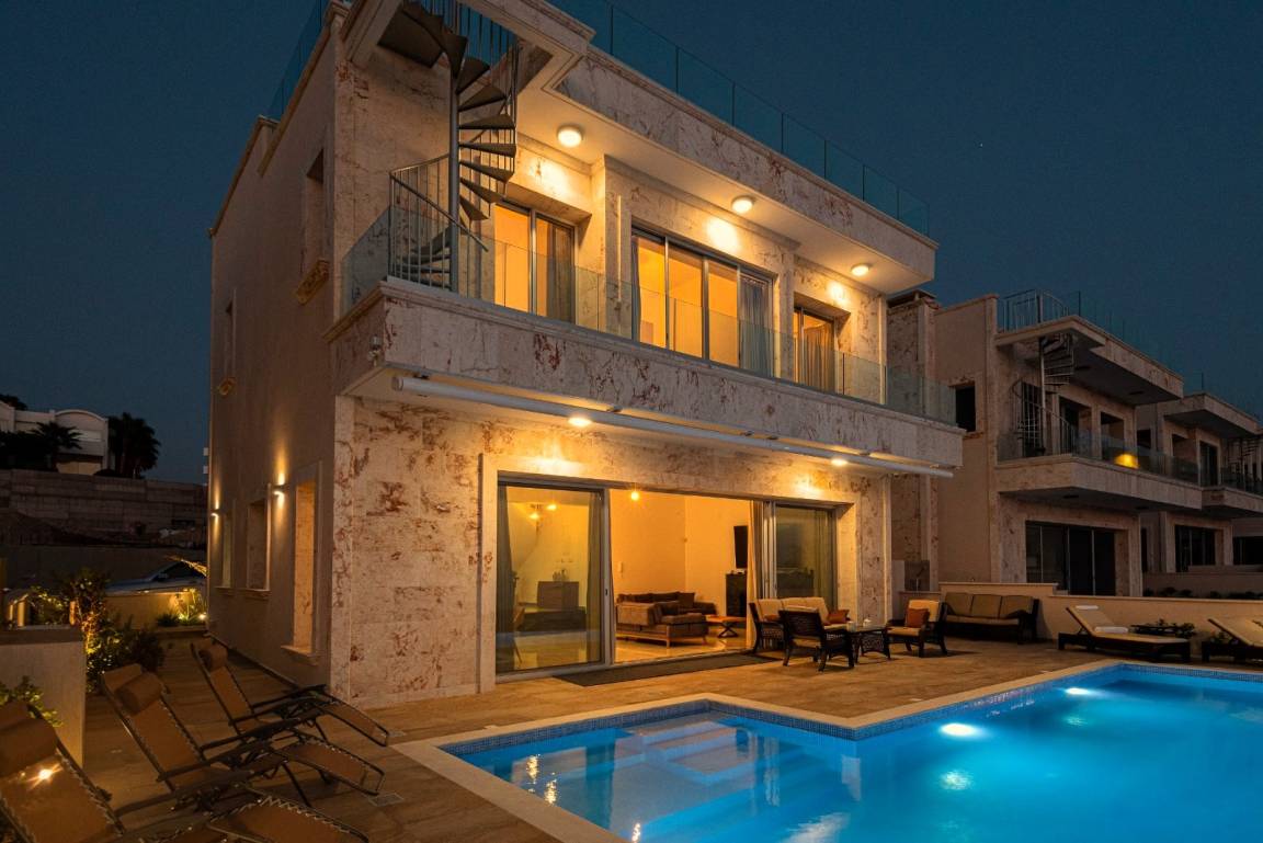 360 M² Villa ∙ 3 Bedrooms ∙ 6 Guests - Paphos
