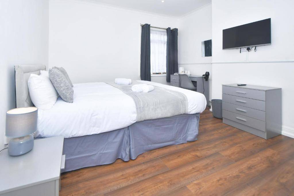 85 M² House ∙ 3 Bedrooms ∙ 6 Guests - Stoke-on-Trent