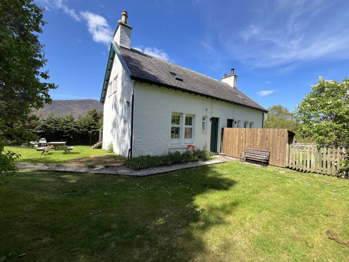65 M² House ∙ 2 Bedrooms ∙ 4 Guests - Highland Wildlife Park