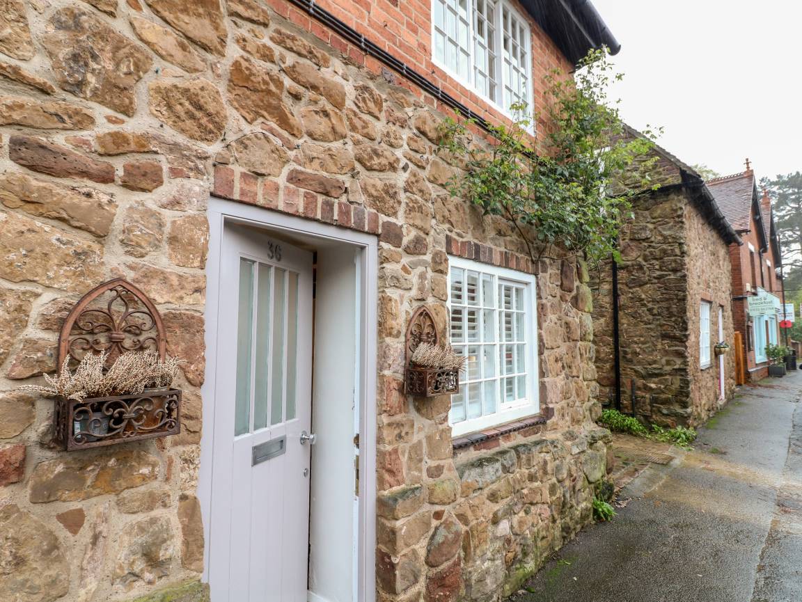 Cottage ∙ 4 Bedrooms ∙ 6 Guests - Derby