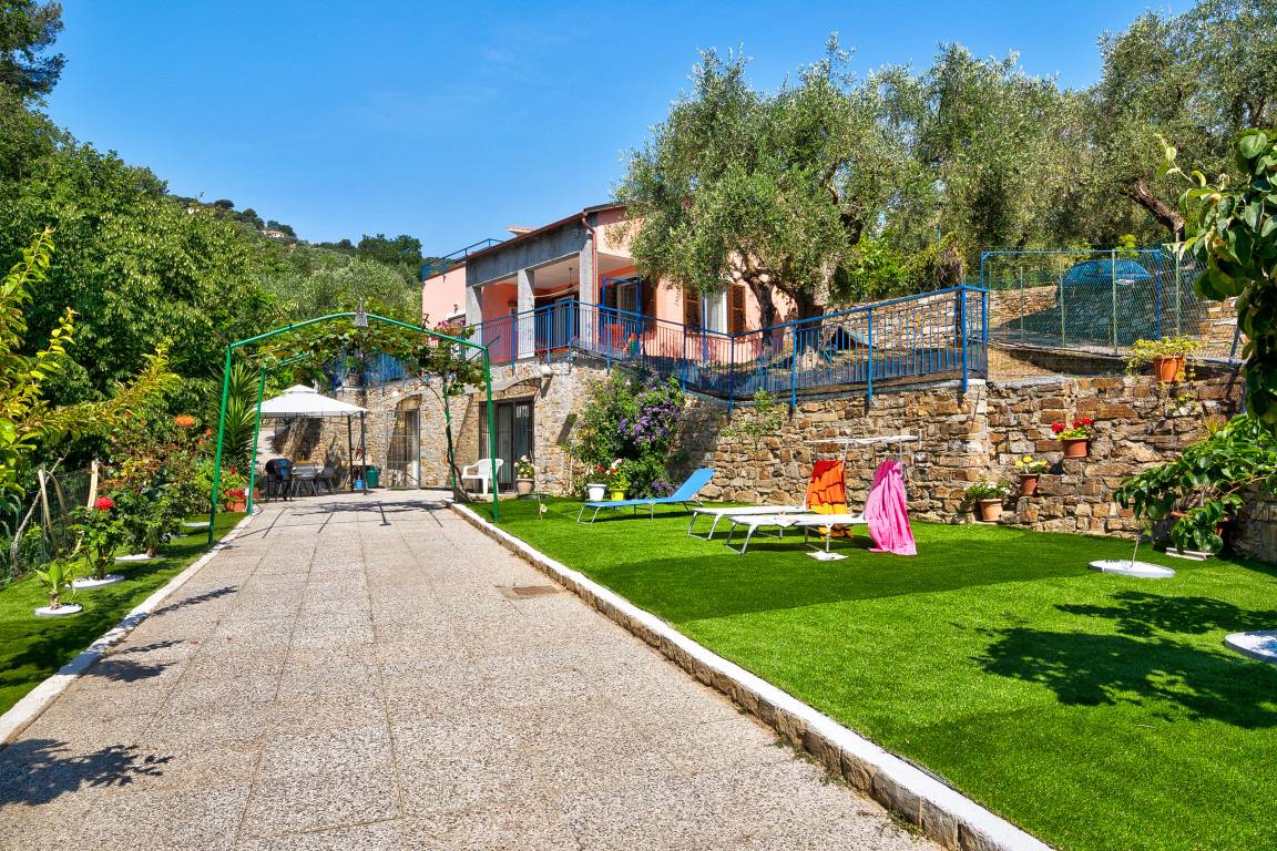 99 M² Villa ∙ 3 Bedrooms ∙ 8 Guests - Alassio