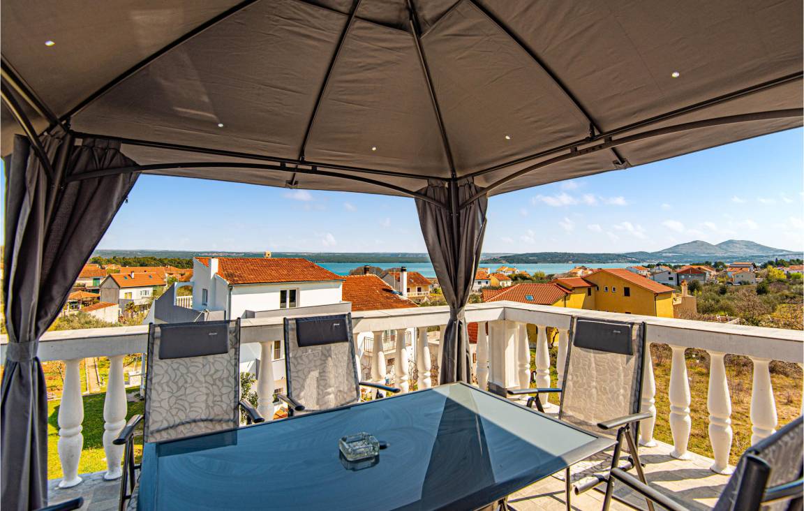 150 M² Apartment ∙ 5 Bedrooms ∙ 9 Guests - Skradin