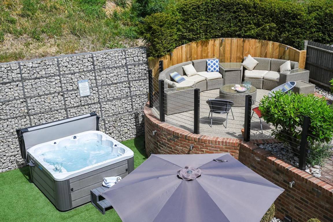 Cottage ∙ 5 Bedrooms ∙ 12 Guests - Folkestone