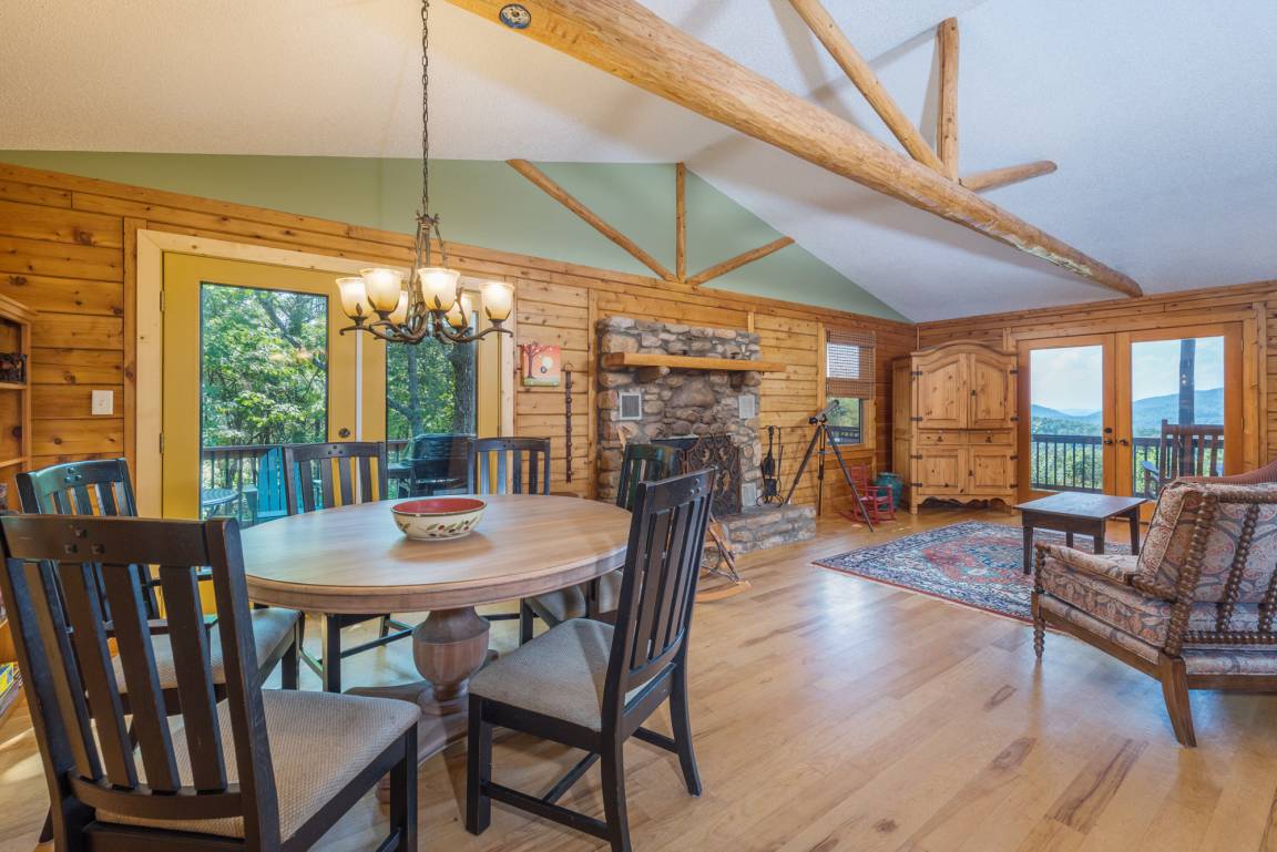 139 M² Cabin ∙ 3 Bedrooms ∙ 6 Guests - Black Mountain, NC