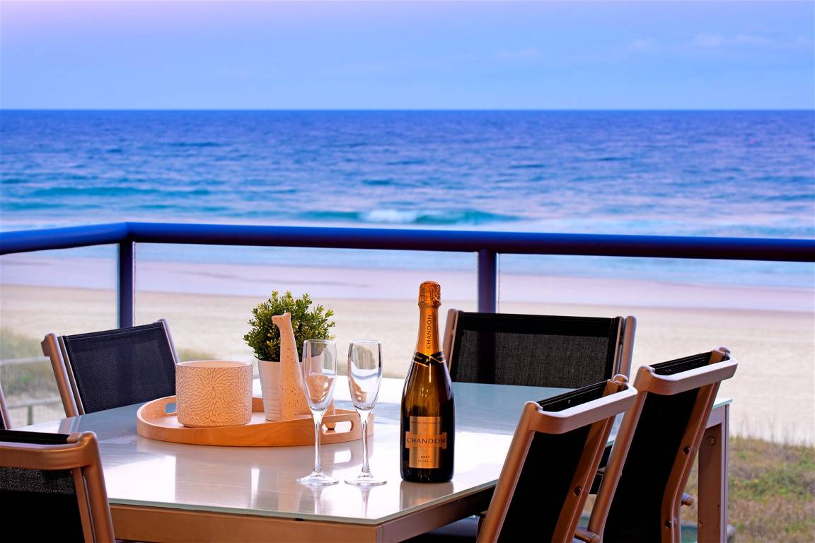 273 M² House ∙ 4 Bedrooms ∙ 8 Guests - Broadbeach