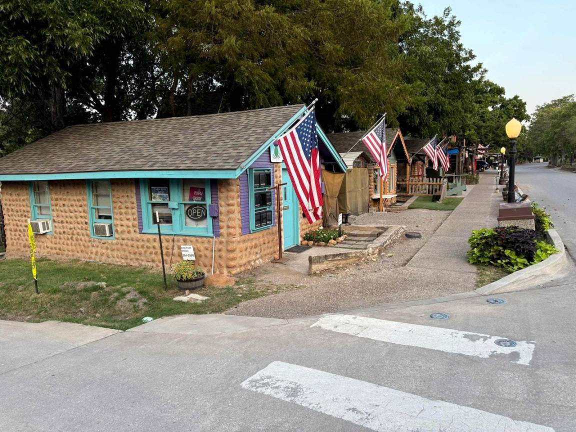 House ∙ 1 Bedroom ∙ 4 Guests - Medicine Park, OK