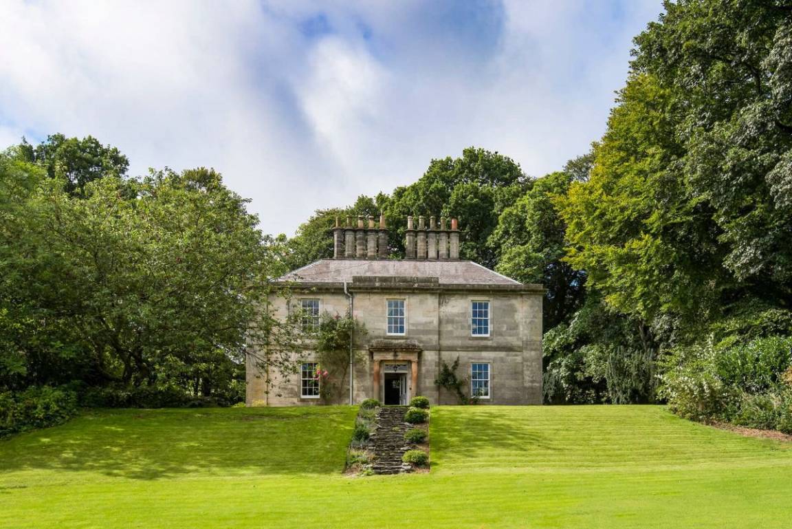 Villa ∙ 9 Bedrooms ∙ 18 Guests - Peebles