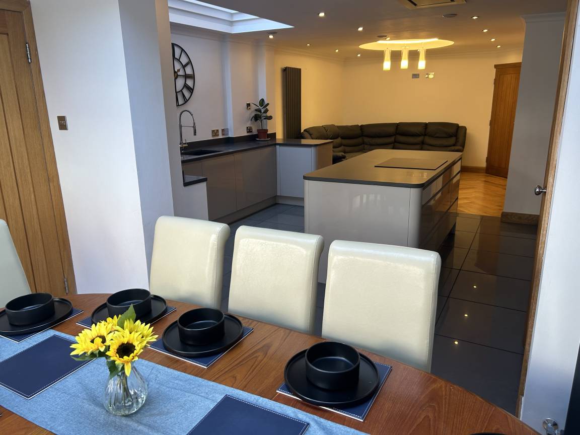 125 M² House ∙ 6 Bedrooms ∙ 10 Guests - Wirral