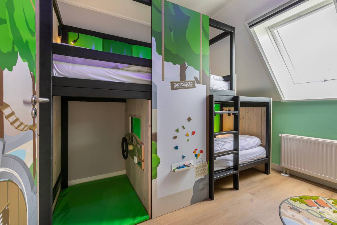 184 M² Bungalow ∙ 6 Bedrooms ∙ 12 Guests - Assen