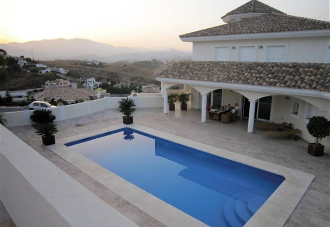 270 M² Villa ∙ 4 Bedrooms ∙ 8 Guests - Benalmádena