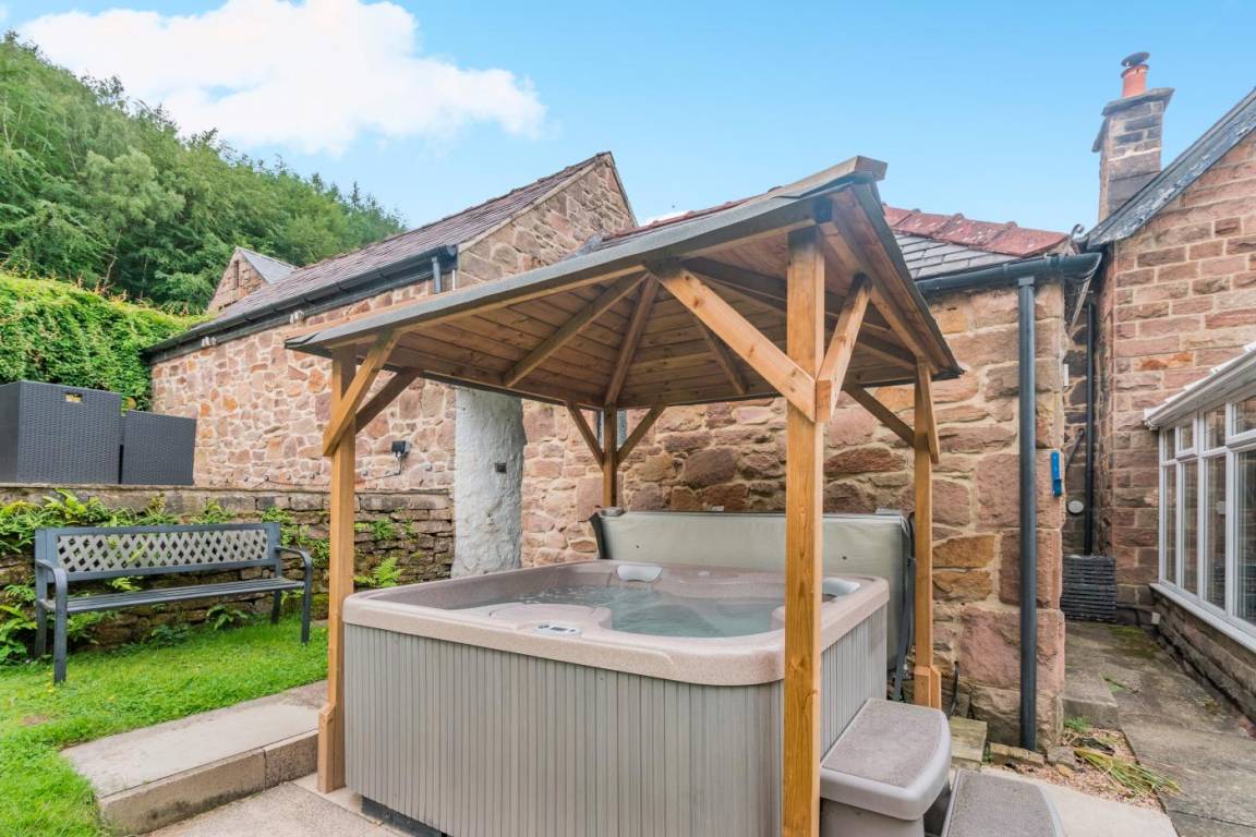 Cottage ∙ 4 Bedrooms ∙ 8 Guests - Staffordshire