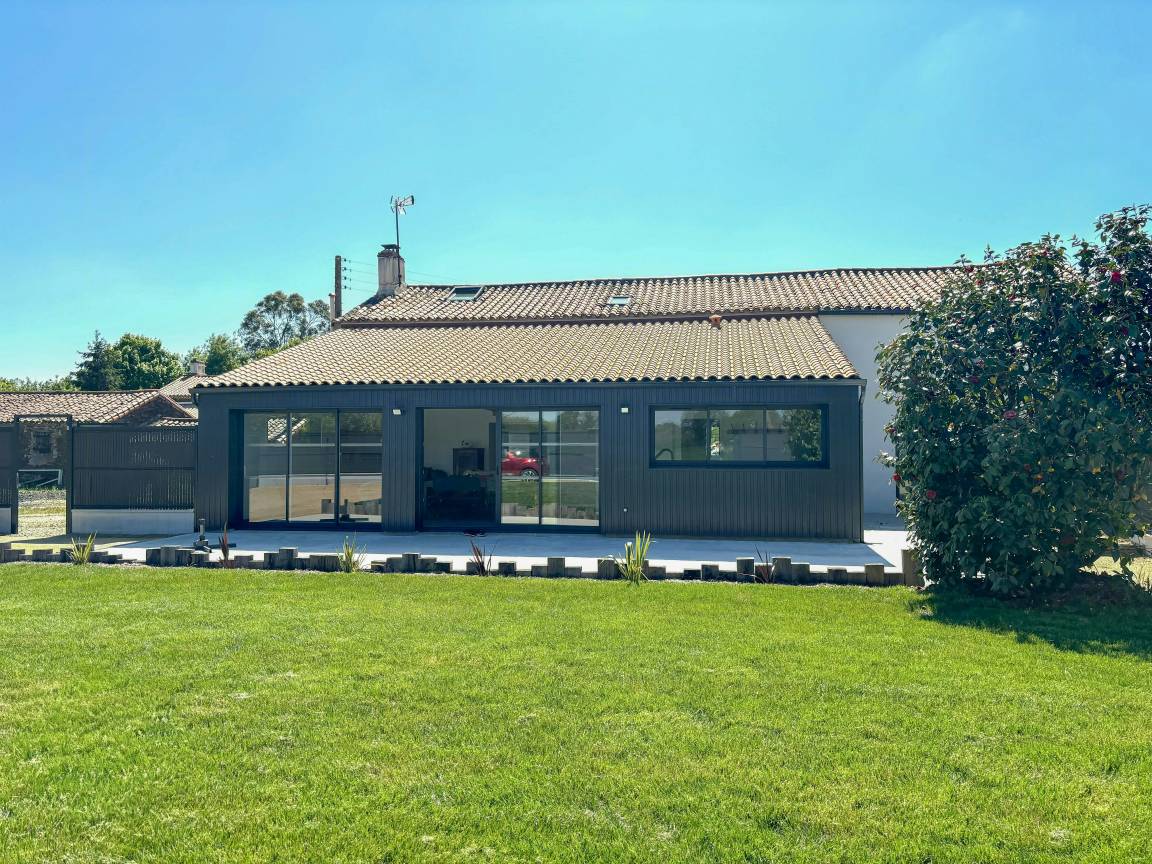 220 M² Maison De Vacances ∙ 6 Chambres ∙ 12 Personnes - La Roche-sur-Yon