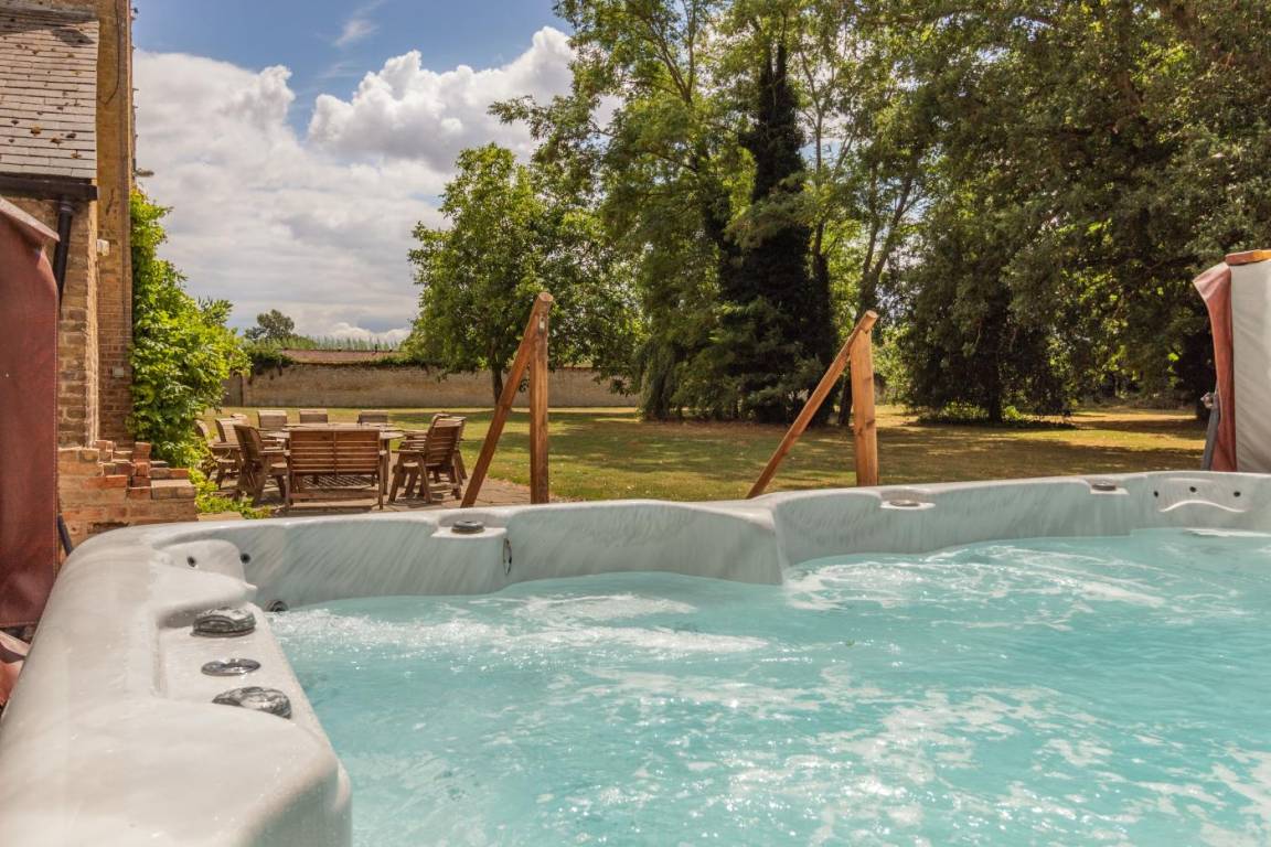 Cottage ∙ 9 Bedrooms ∙ 18 Guests - England