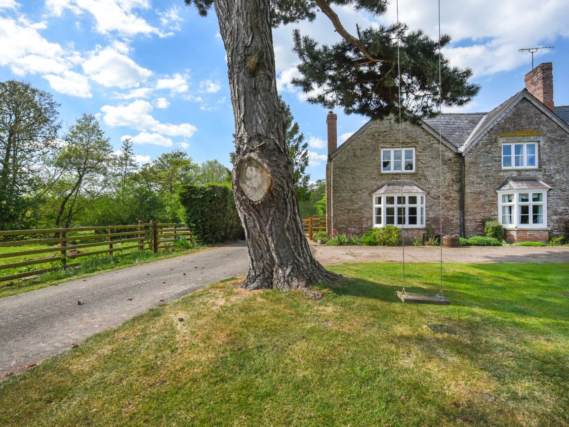 Apartment ∙ 2 Bedrooms ∙ 4 Guests - Leominster