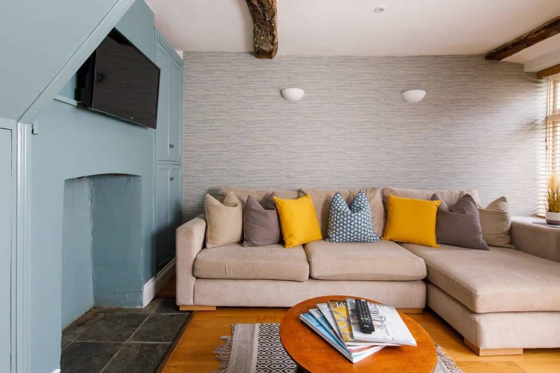 121 M² House ∙ 4 Bedrooms ∙ 6 Guests - Chichester
