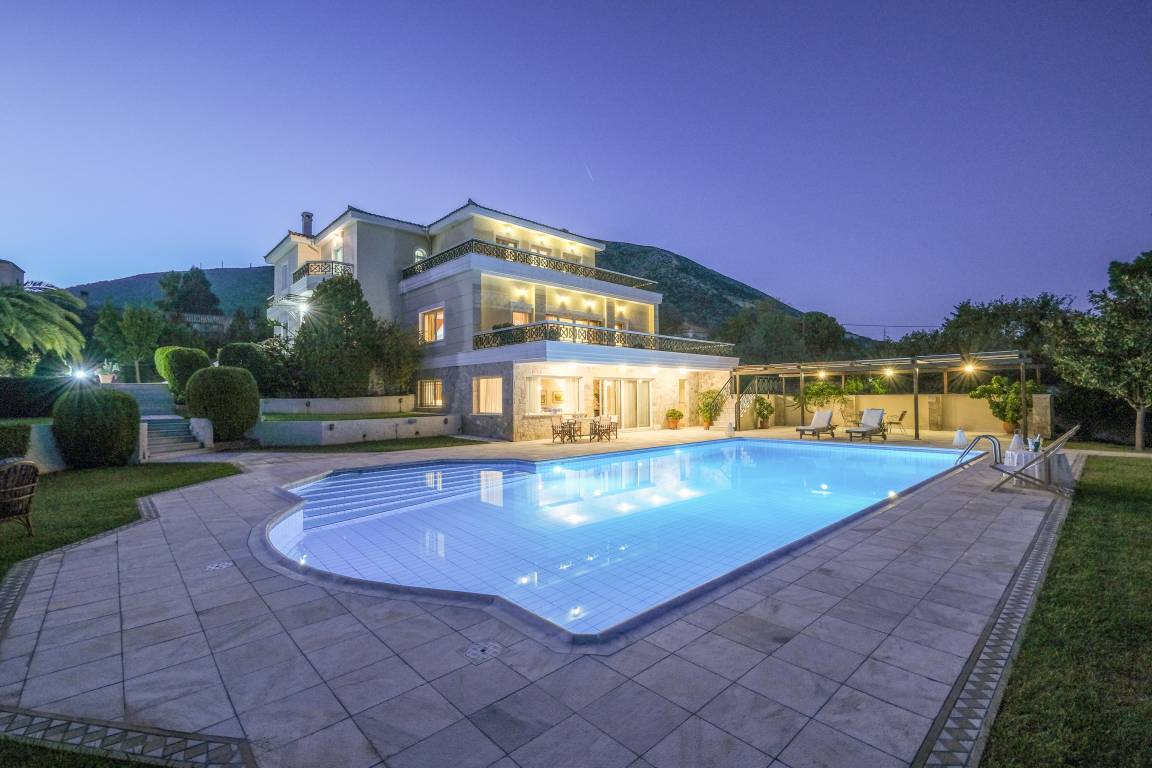 600 M² Villa ∙ 4 Bedrooms ∙ 8 Guests - Athens