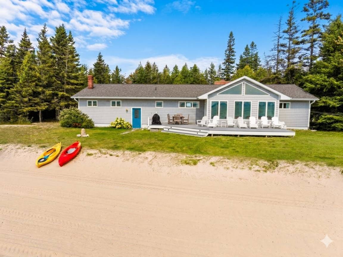 195 M² House ∙ 3 Bedrooms ∙ 14 Guests - St. Ignace, MI