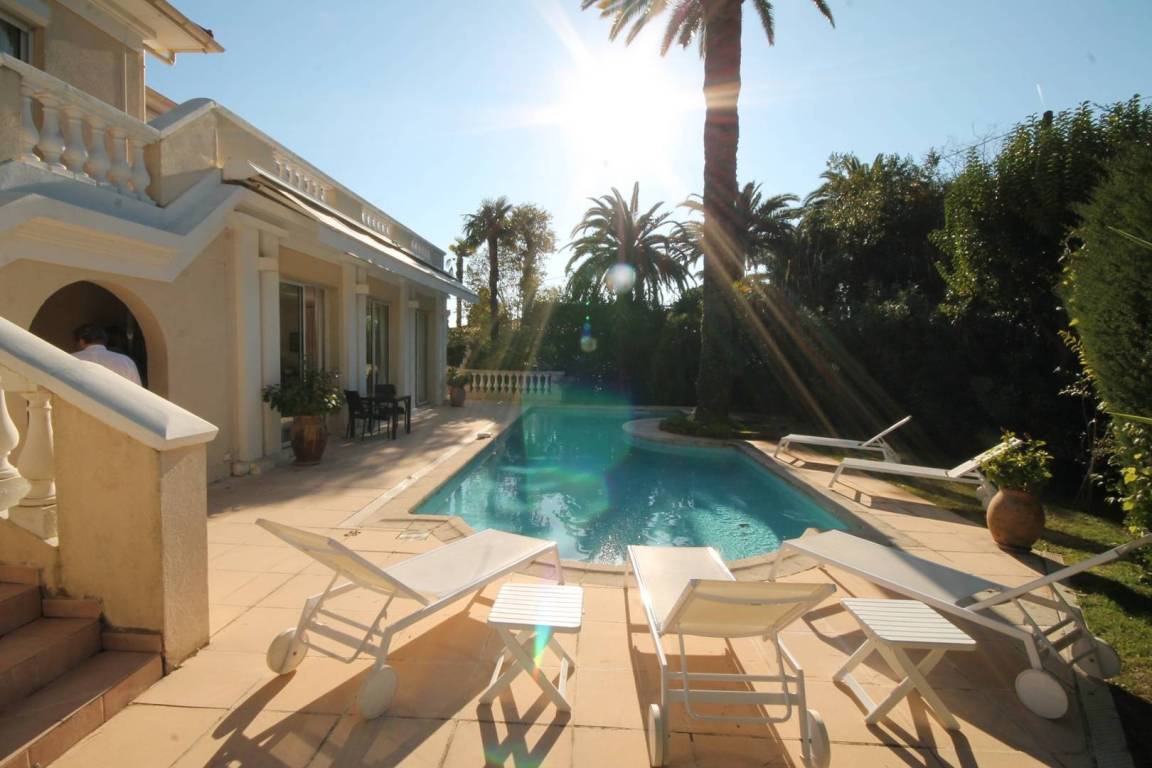 270 M² Villa ∙ 5 Chambres ∙ 10 Personnes - ibis Cannes Centre