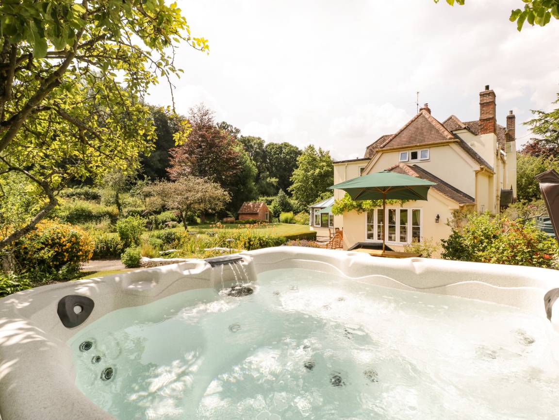 Cottage ∙ 5 Bedrooms ∙ 10 Guests - Devizes