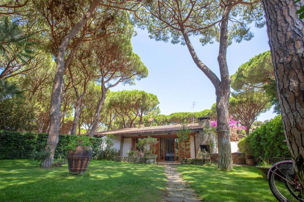 Villa ∙ 4 Bedrooms ∙ 9 Guests - Castiglione della Pescaia