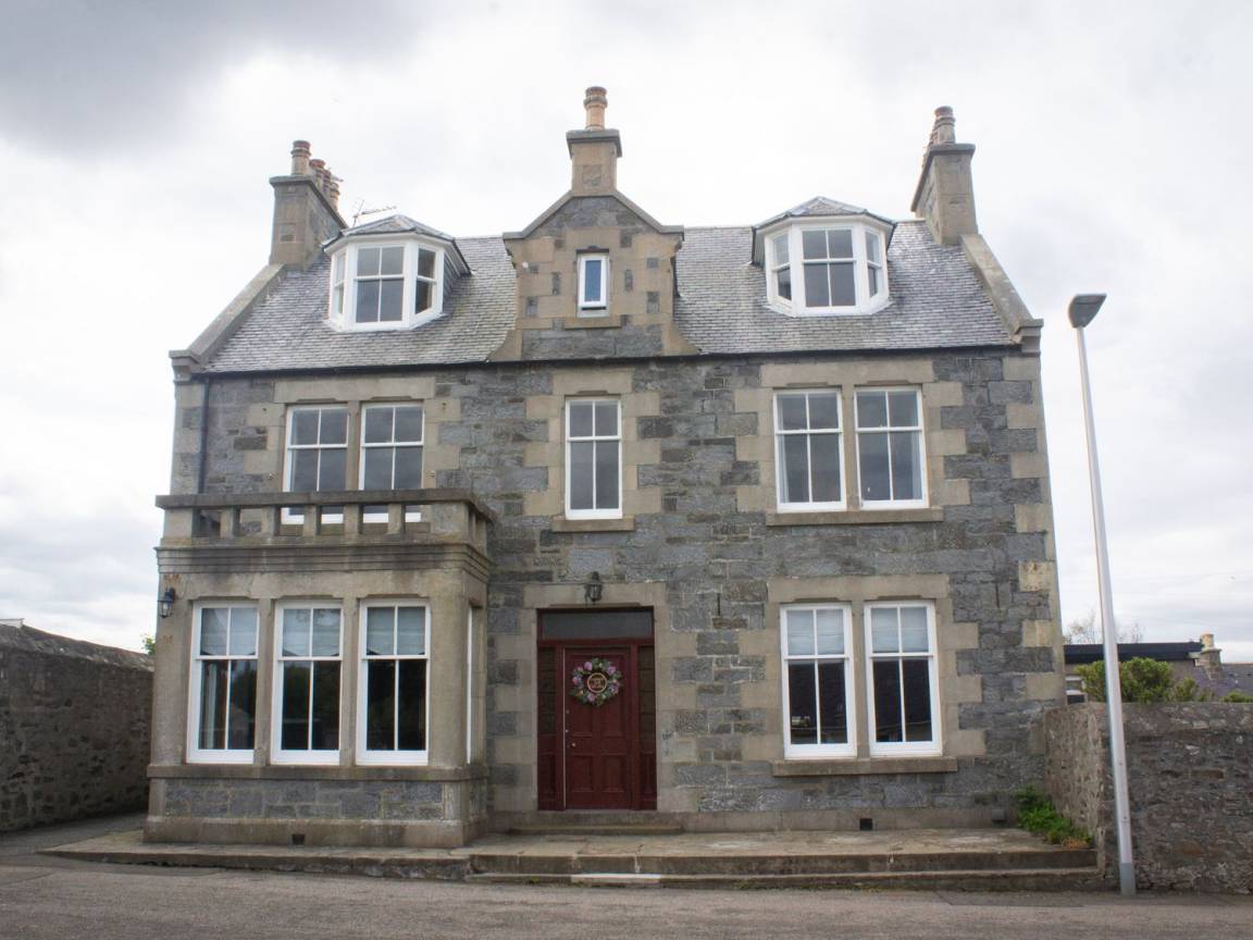 Cottage ∙ 10 Bedrooms ∙ 18 Guests - Cullen